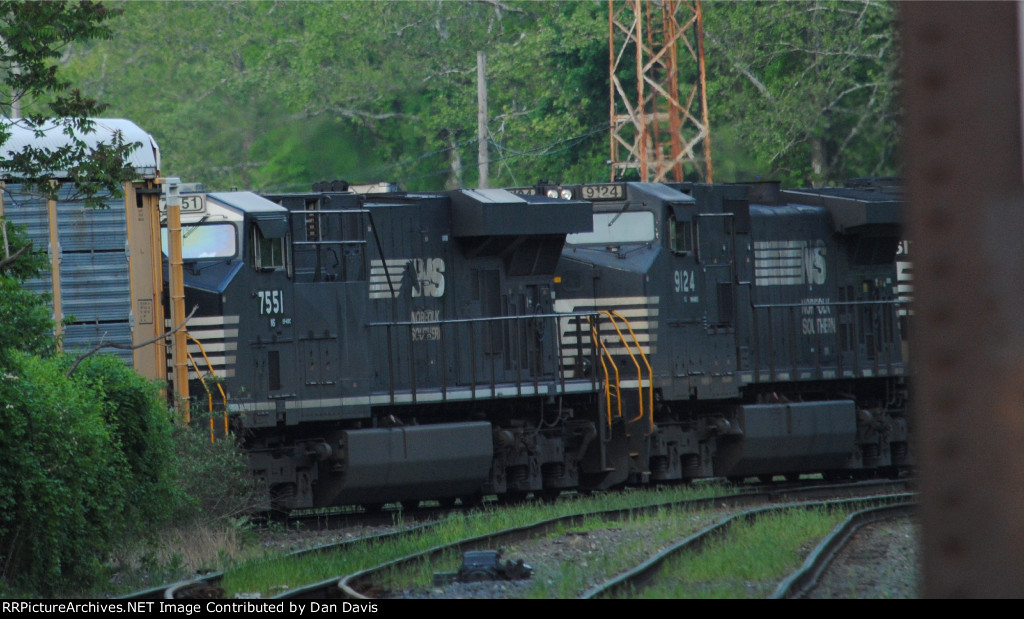NS C40-9W 9124 and NS ES40DC 7551 trail on 13T